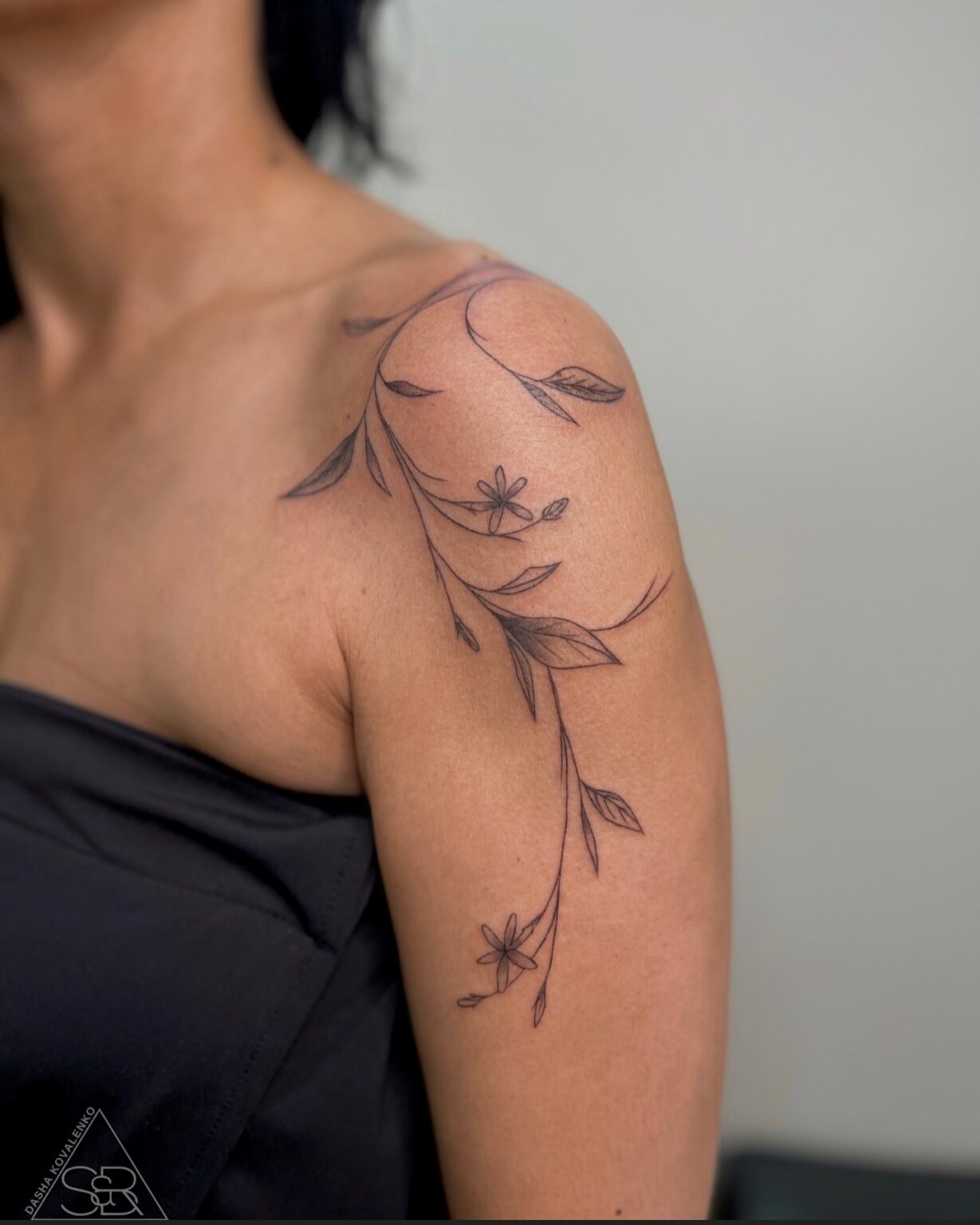 21 Cute Small Shoulder Tattoo Ideas for Women | ThriveNaija
